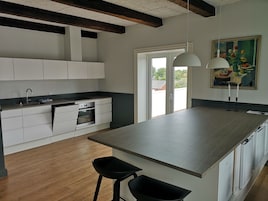 Quarto casal clássico, vista para a cidade | Cozinha compartilhada | Geladeira