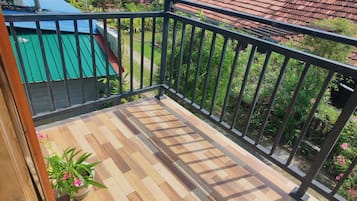 Quarto casal conforto, vista para o jardim | Vista da sacada