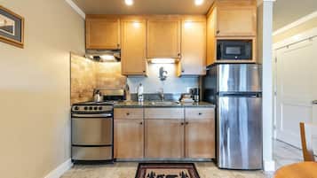 Apartamento em Condomínio Fechado, 1 quarto | Cozinha privada | Um frigorífico, um forno, uma cafeteira/bule, uma torradeira