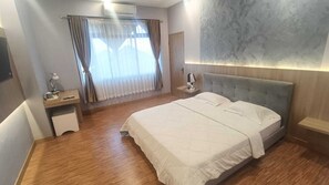 Suite Familiar, vista para o parque | Secretária, secretária adequada para computadores portáteis 