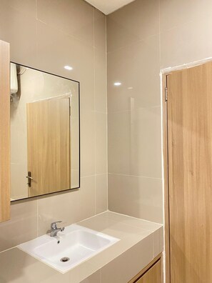 Suite Familiar, vista para o parque | Casa de banho | Chinelos, toalhas fornecidas, sabão, champô 