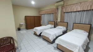 Quarto Triplo Júnior, vista parcial para o lago | Secretária, secretária adequada para computadores portáteis 