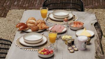 Café da manhã completo todos os dias (EUR 37.50 por pessoa)