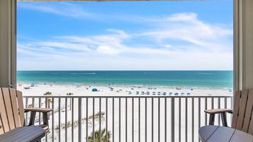 Condo, várias camas (Sea Breeze 503) | Praia | Na praia