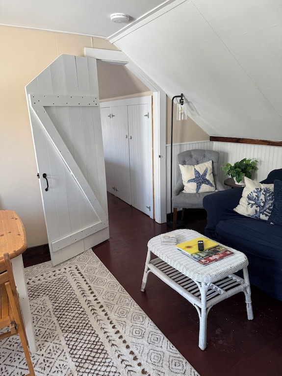 Bright Coastal Apartment In The Center Of Quaint New England Sea Town - Penzance Road, MA