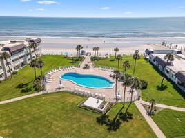 Apartamento em Condomínio Fechado, 1 cama queen-size e sofá-cama (Chateau by the Sea 34B) | Piscina | Uma piscina aquecida 