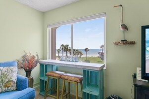 Apartamento em Condomínio Fechado, 1 cama queen-size e sofá-cama (Chateau by the Sea 34B) | Sala de estar