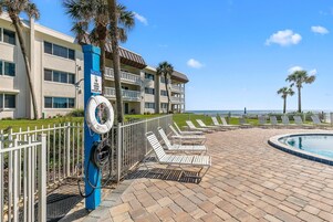 Apartamento em Condomínio Fechado, 1 cama queen-size e sofá-cama (Chateau by the Sea 34B) | Piscina | Uma piscina aquecida 