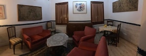 Suite Deluxe, não fumadores, Vista para a cidade | Secretária, ferro/tábua de engomar, Wi-fi grátis