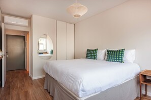 Apartamento Superior, vista para o canal | Ferro/tábua de engomar, berços/camas para crianças, Wi-fi grátis 