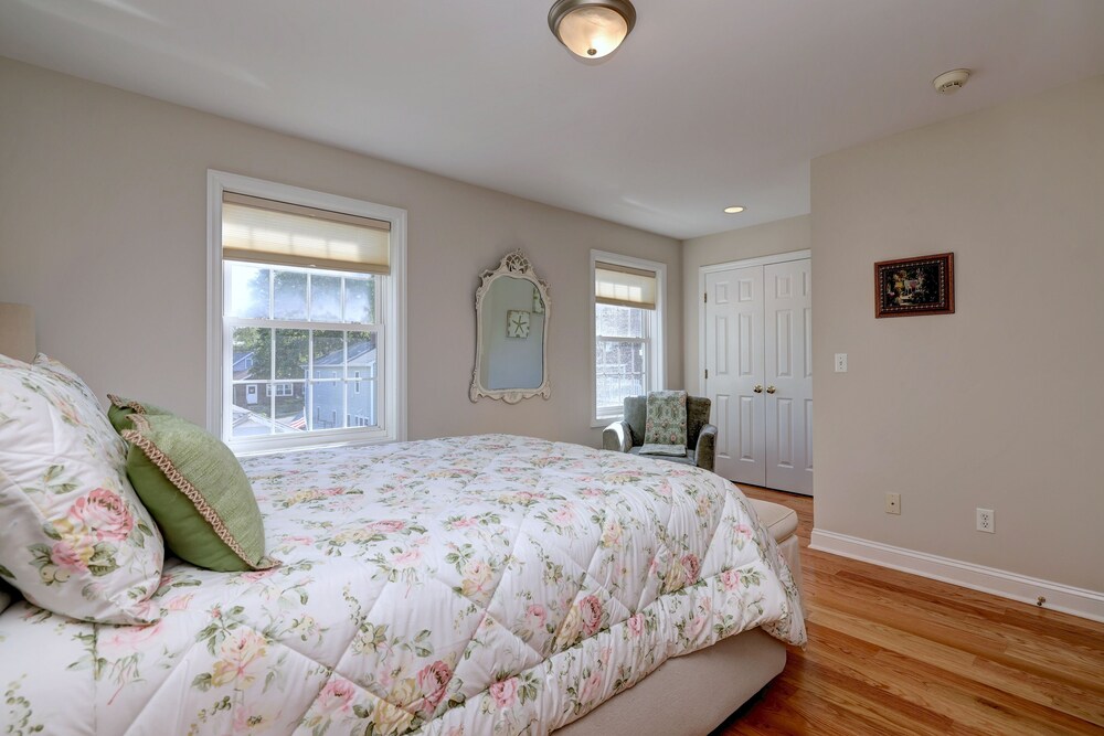 2 min walk to Wildermere Beach Beautiful 4-bedroom 3.5 bath Beach house ...