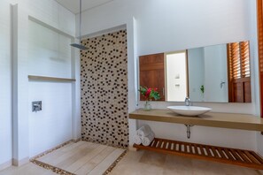 Casa, vista para o jardim | Casa de banho