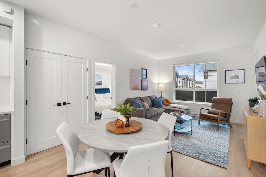 Chic Condo W/ Stylish Amenities In White Rock - Surrey