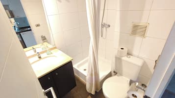 Apartamento superior, 1 cama Queen | Banheiro | Chinelos