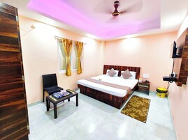 Quarto casal standard, várias camas | Roupas de cama antialérgicas, cofres nos quartos, escrivaninha