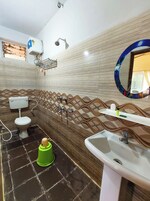 Quarto casal standard | Banheiro | Chuveiro, chuveiro com efeito de chuva, produtos de toalete grátis 