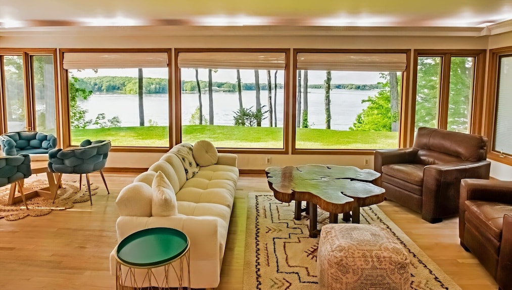 Fall & Winter Specials! \Ngorgeous Newly Renovated Waterfront 4 Bdrm Lake House! - Kickapoo State Recreation Area, Oakwood