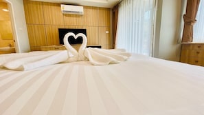 Quarto casal superior, 1 quarto, para não fumantes | Escrivaninha, Wi-Fi de cortesia, roupa de cama
