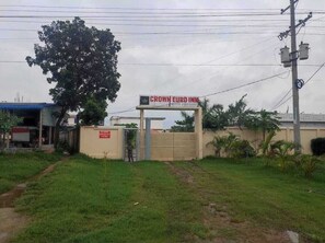 Fachada do alojamento (tarde/noite)