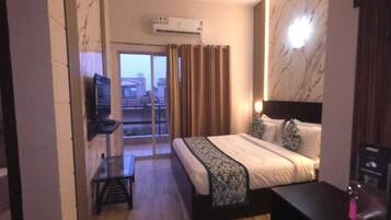 Quarto casal conforto, vista para a cidade | Escrivaninha, espaço de trabalho para notebook