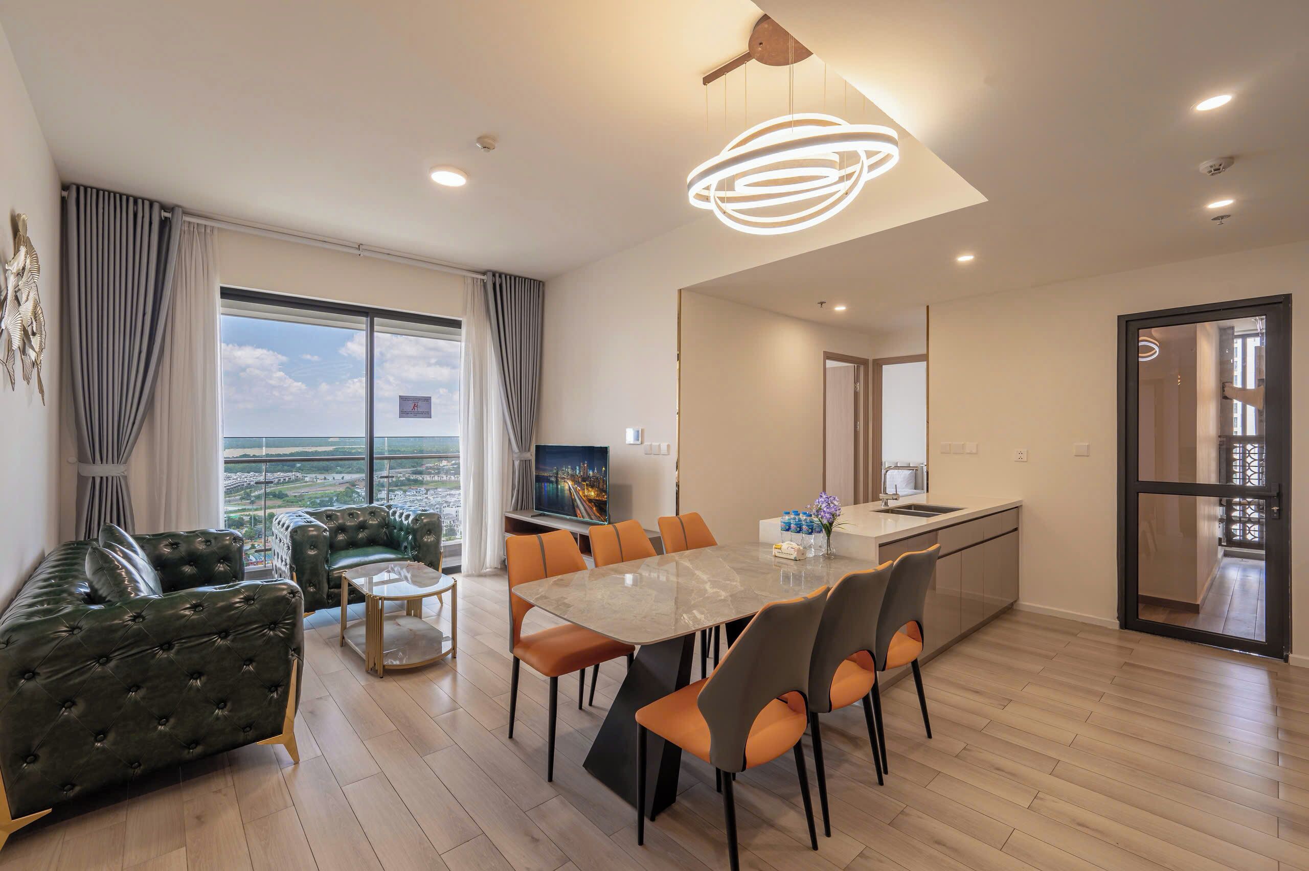 Apartamento Deluxe, 3 quartos, varanda, vista para o parque | Sala | Smart TV de 43 polegadas com canais digitais 