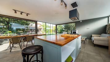 Vila superluxo | Cozinha compartilhada | Geladeira, micro-ondas, fogão, cooktop