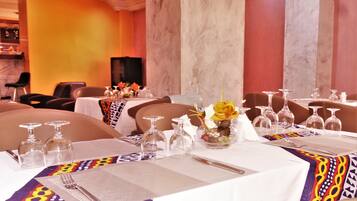 Café da manhã continental todos os dias (EUR 9 por pessoa)