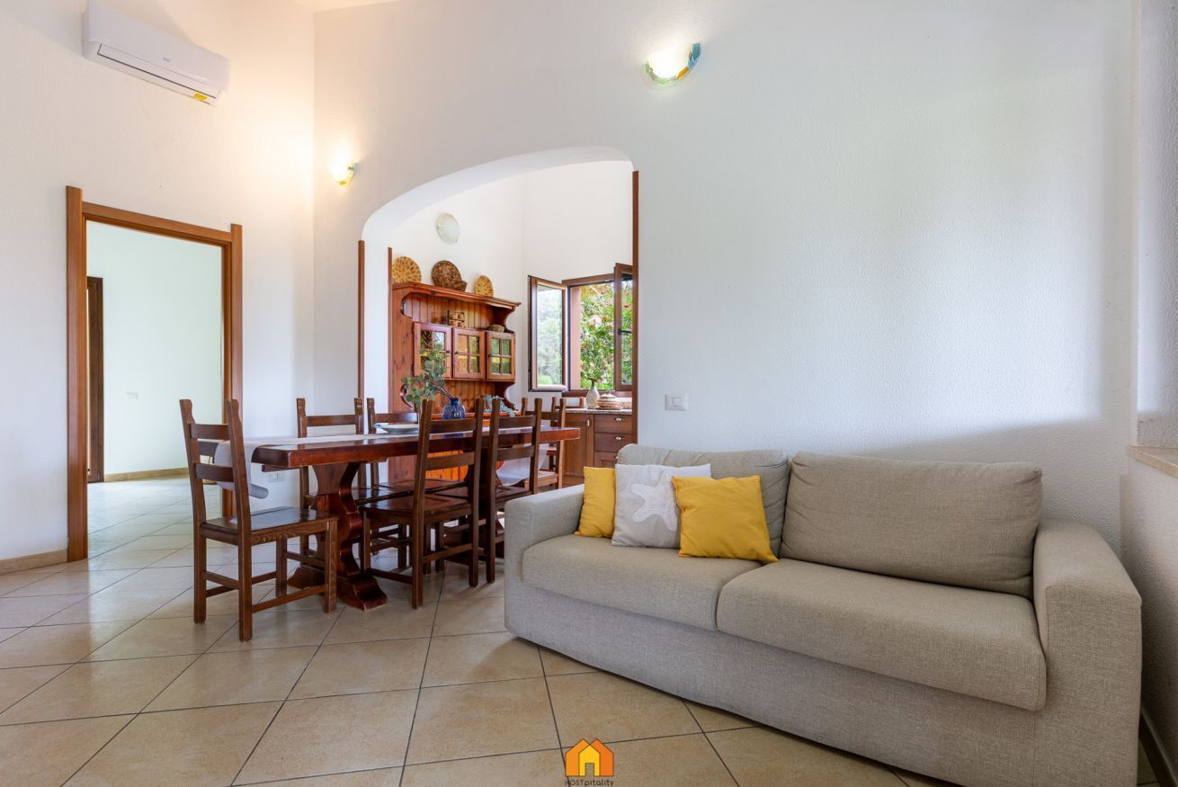 Villa Ferula Is Ideal For Family Holidays, It Boasts A Large Garden And A Large Patio Where You Can Spend Time With Your Family Or Friends Offering A Lot Of Privacy.inside The Villa We Find A Large Living Room And New Kitchen, Complete With Every Comfort - Costa Rei