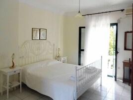 Quarto Duplo Standard, vista para o jardim | Secretária 