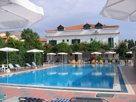 Piscina externa sazonal, guarda-sóis, espreguiçadeiras