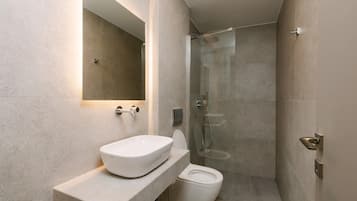 Family Studio with Balcony | Banheiro | Chinelos