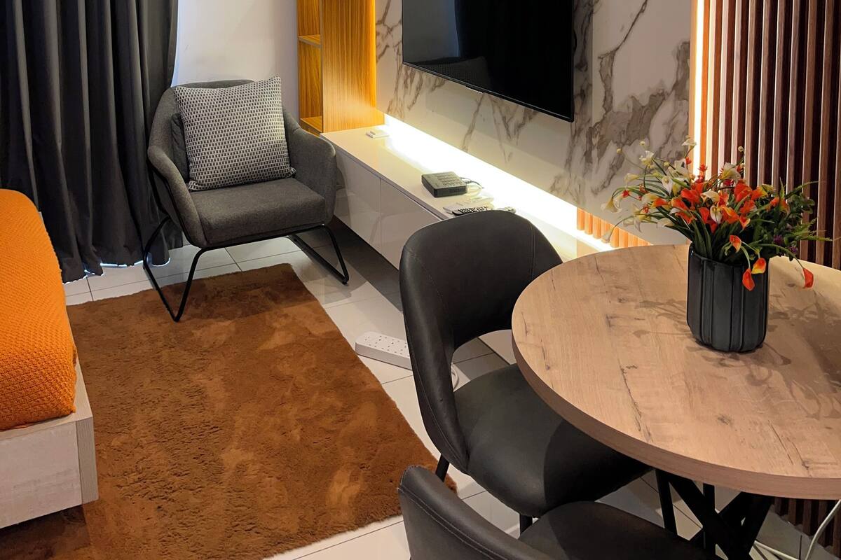 Estúdio Deluxe, 1 cama queen-size, kitchenette, Vista para a cidade | Secretária, secretária adequada para computadores portáteis