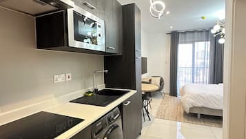 Escrivaninha, espaço de trabalho para notebook, cortinas blackout