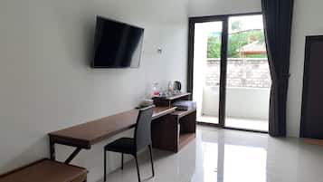 Quarto Familiar, vista para a montanha | Secretária, secretária adequada para computadores portáteis