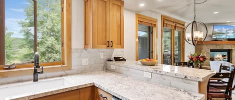 Apartamento em Condomínio Fechado, 1 quarto | Cozinha privada | Um frigorífico, um forno, uma cafeteira/bule, uma torradeira