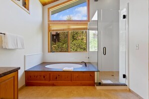Apartamento em Condomínio Fechado, 4 quartos | Casa de banho | Toalhas fornecidas, champô