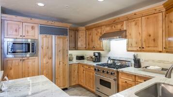 Apartamento em Condomínio Fechado, 2 quartos | Cozinha privada | Um frigorífico, um forno, uma cafeteira/bule, uma torradeira