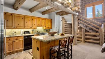 Apartamento em Condomínio Fechado, 3 quartos | Cozinha privada | Um frigorífico, um forno, uma cafeteira/bule, uma torradeira