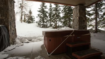 Apartamento em Condomínio Fechado, 1 quarto | Banheira de hidromassagem exterior