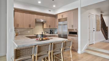 Condo, 3 quartos | Cozinha privada | Geladeira, fogão, cafeteira/chaleira, torradeira