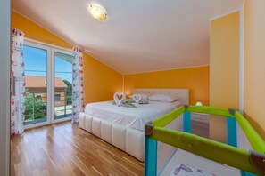 4 quartos, berços/camas para crianças grátis, roupa de cama fornecida