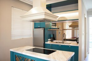 Vila premium, vista para o jardim | Cozinha privada | Geladeira grande, fogão, panela elétrica de arroz