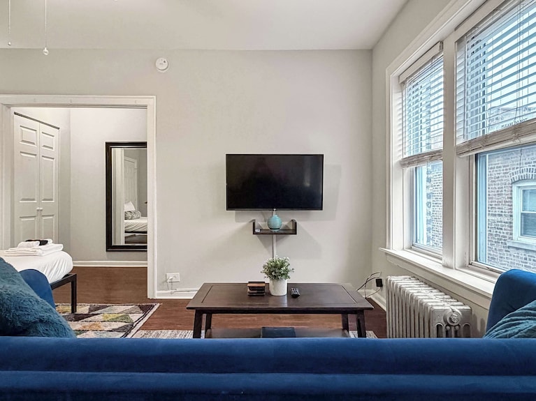 Sunlit Studio With City Charm - Glencoe, IL