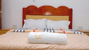 Quarto Duplo Deluxe, Vista para a cidade | Wi-fi grátis, roupa de cama fornecida