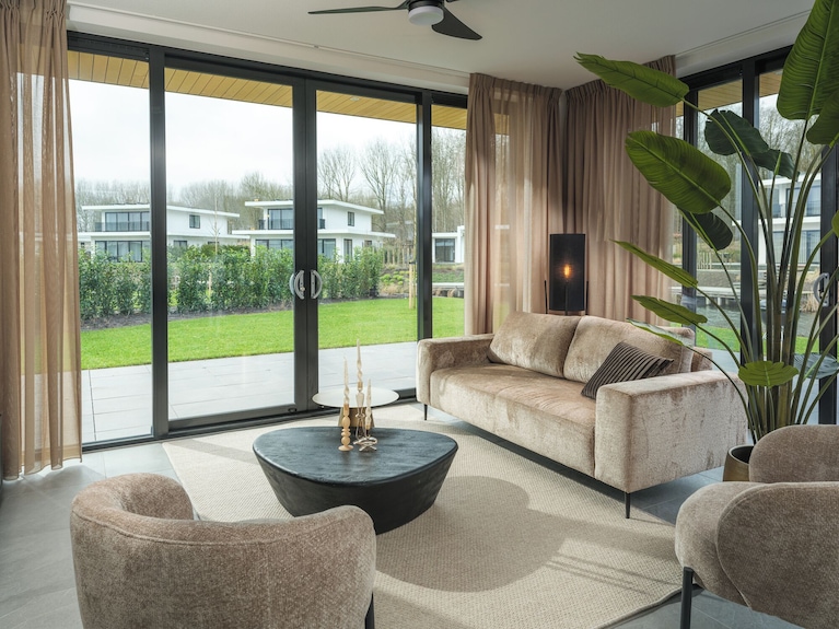 Luxe 4-persoons Villa Aan Het Water Met Moderne Keuken, Privé Zwemsteiger En Een Ruim Terras Met Barbecue En Loungeset. Perfect Voor Rust En Ontspanning! - Lelystad
