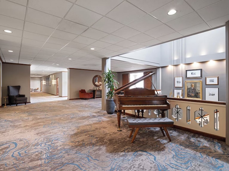 Two Elegant Units! Outdoor Pool, Free Parking And Gym Access! - Mesa, AZ