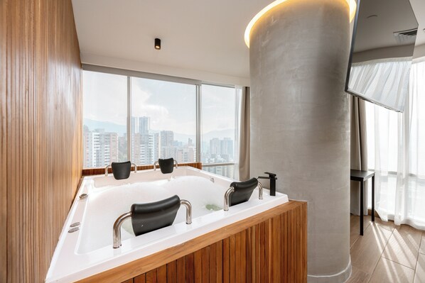 Apartamento Nobre, Vista para a cidade | Banheira de hidromassagem privativa