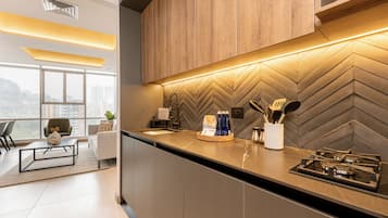 Apartamento Nobre, Vista para a cidade | Cozinha privada | Um frigorífico, um micro-ondas, uma placa de cozinha