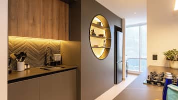 Apartamento de Luxo, Vista para a cidade | Cozinha privada | Um frigorífico, um micro-ondas, uma placa de cozinha