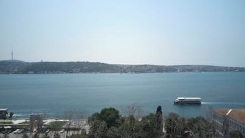 Vista de uma grande massa de água, com um barco em primeiro plano.